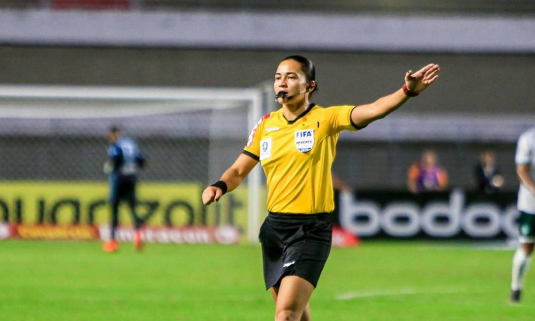A árbitra Edina Alves derruba mais uma barreira no futebol - Jornal O Globo