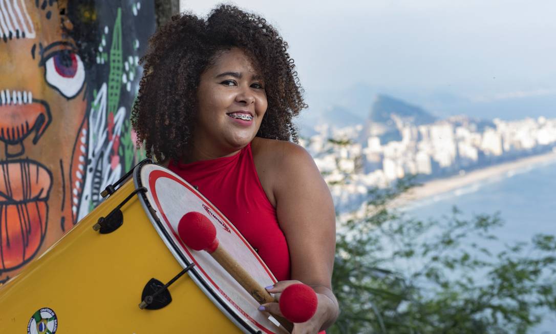 Isis Maria, criadora do projeto Batucavidi, ensina percussão para ...