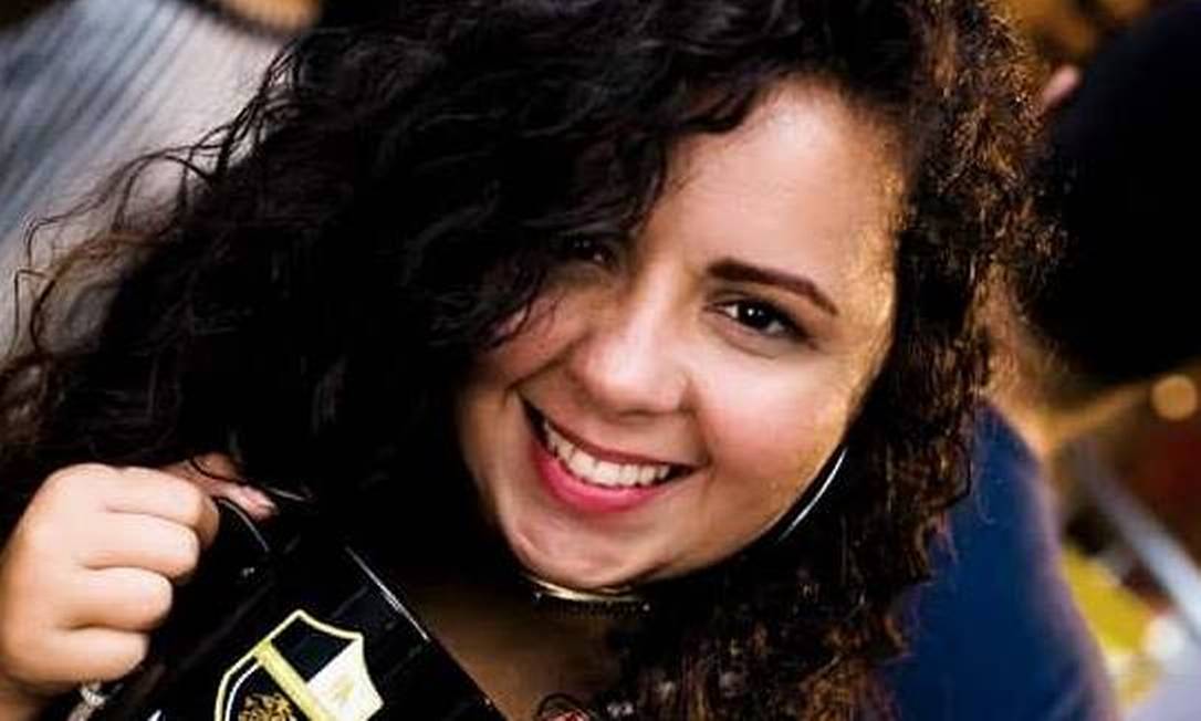 Parentes e amigos buscam por jovem desaparecida após sair de casa na ...