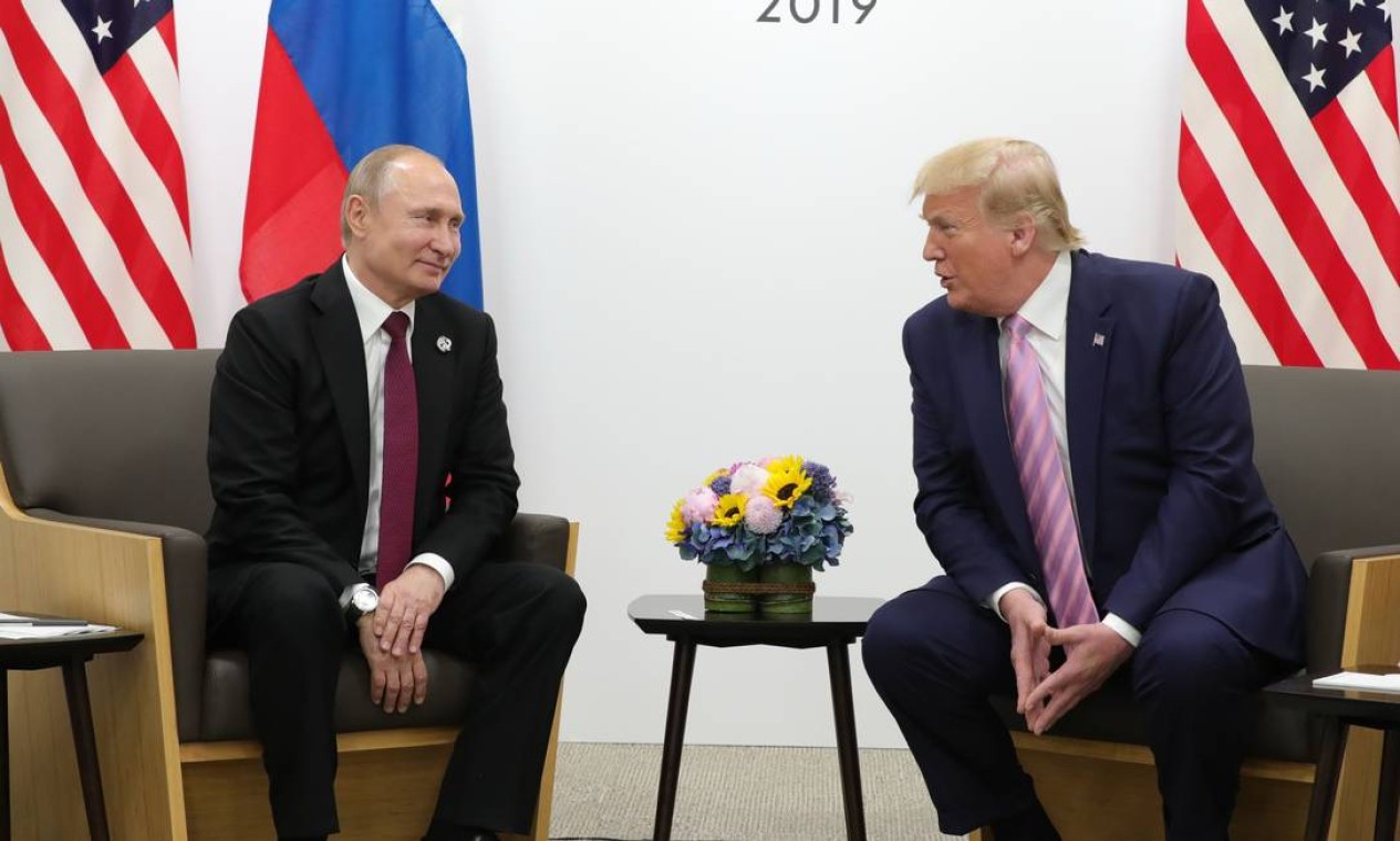 'Não se meta nas eleições americanas', diz Trump, rindo, a Putin ...