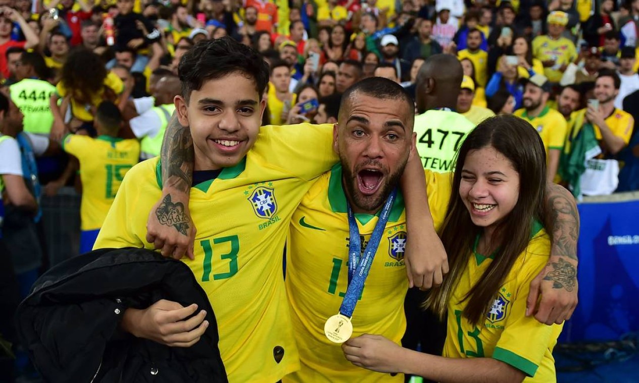 Daniel Alves é o 10º brasileiro eleito melhor da Copa América - Jornal ...