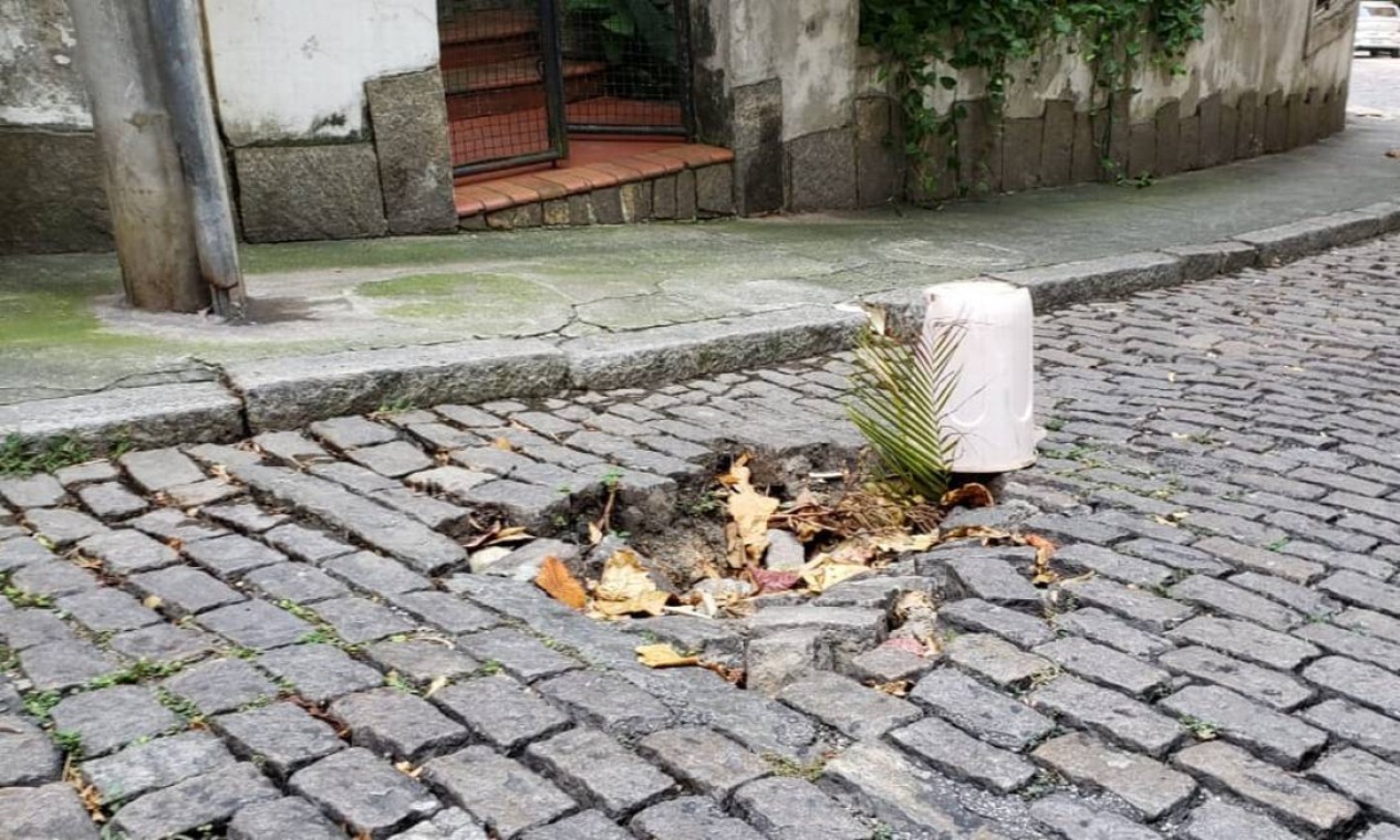 Bairros do Rio estão tomados por buracos em ruas e calçadas - Jornal O ...