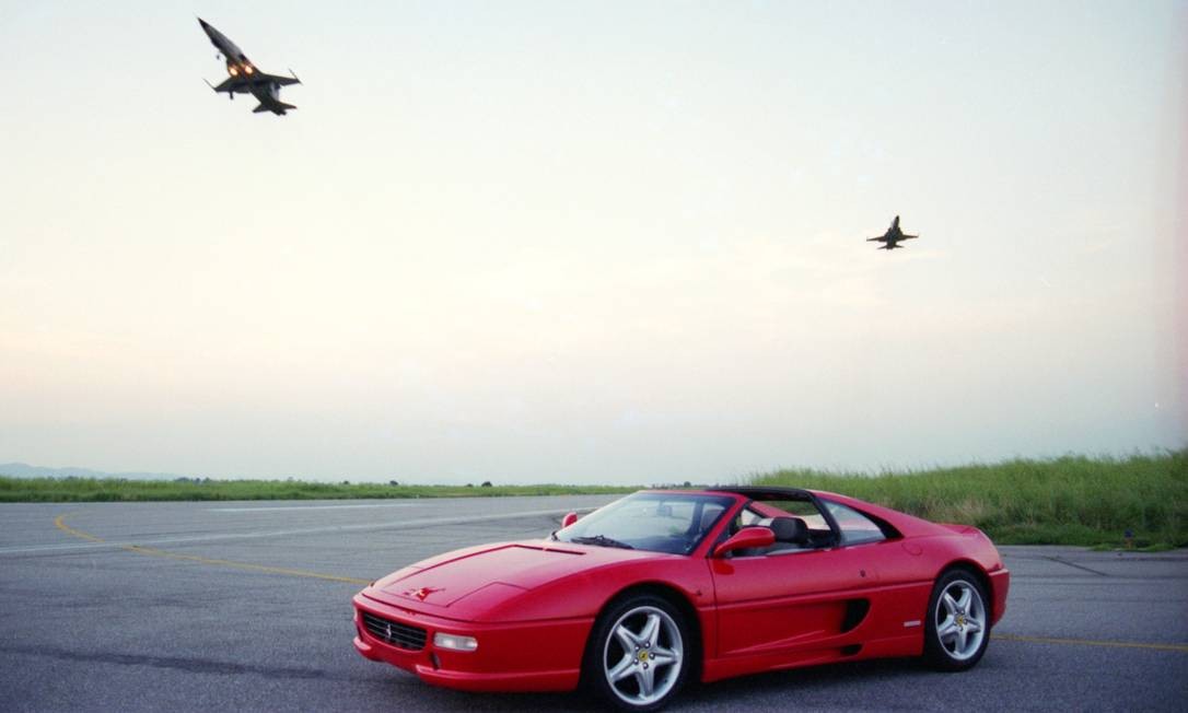 Retrovisor: o encontro de uma Ferrari F355 e um caça F5 na base aérea ...
