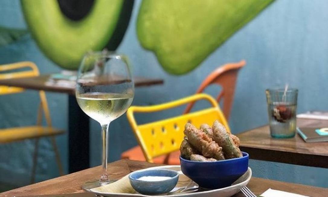 Quer dormir num abacate? Fruta inspira hotel pop-up em Sydney, na ...