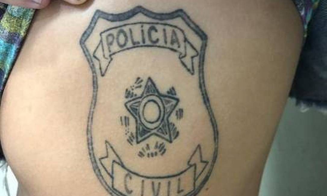 Com tatuagem da Polícia Civil e uniforme, mulher se passava por agente ...