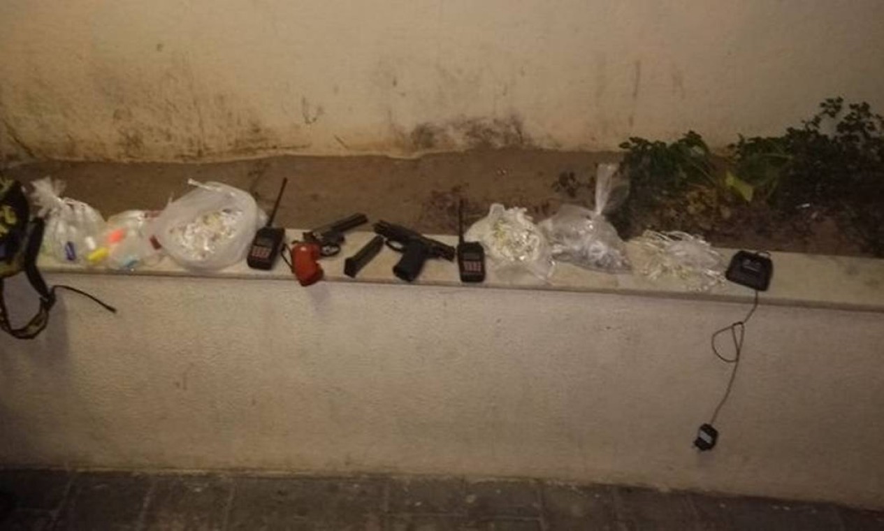 Duas pessoas morrem após troca de tiros com PMs na favela do Batan, em ...