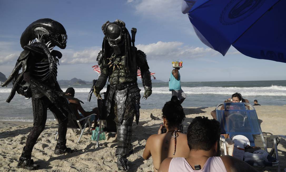 Irmãos peruanos vestidos de Alien e Predador atraem muitos cliques em ...