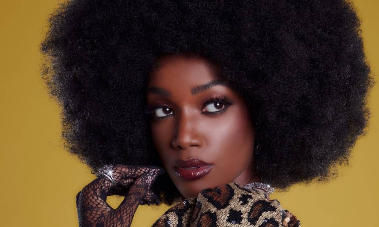 IZA posa em clima disco - Jornal O Globo