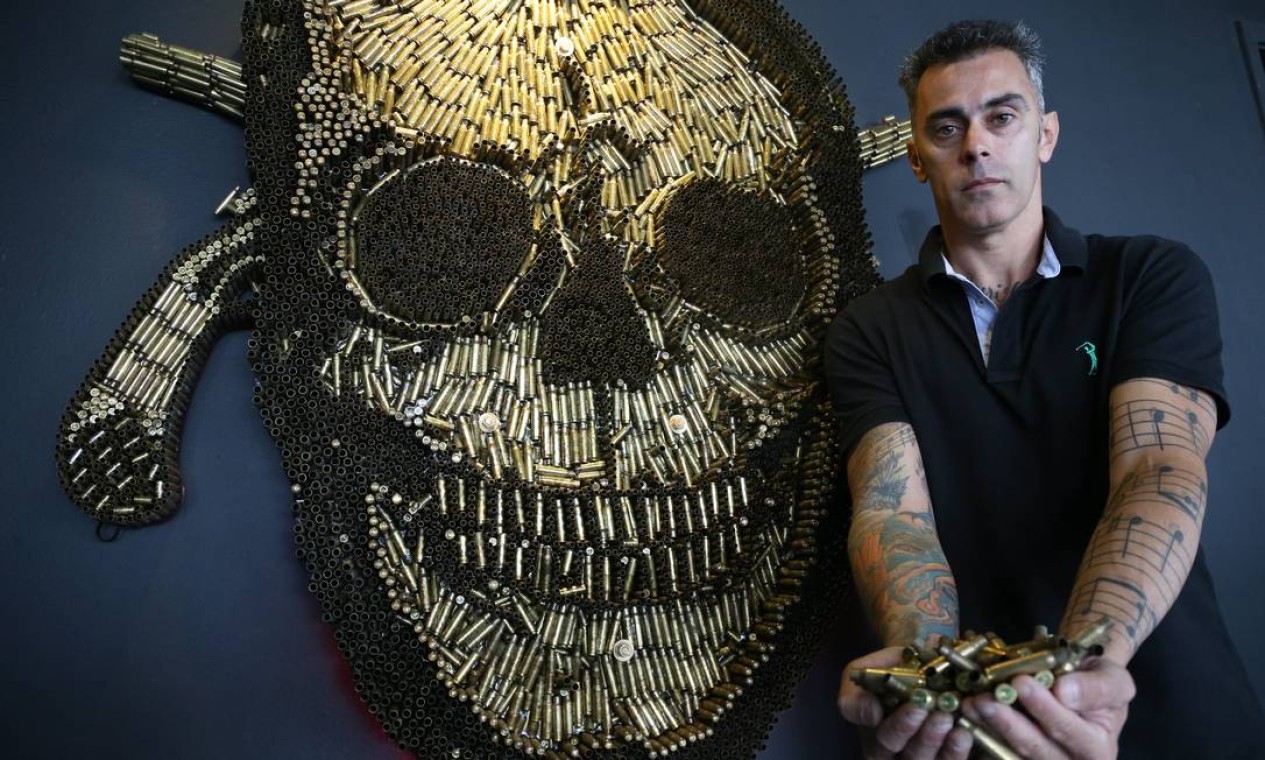 “Não sou de direita”, diz artista que faz esculturas com munição da PM ...