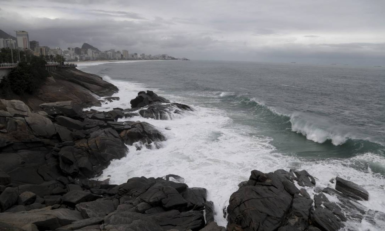 Após ressaca, 'nova praia' do Leblon é engolida pelo mar, mas deve ...