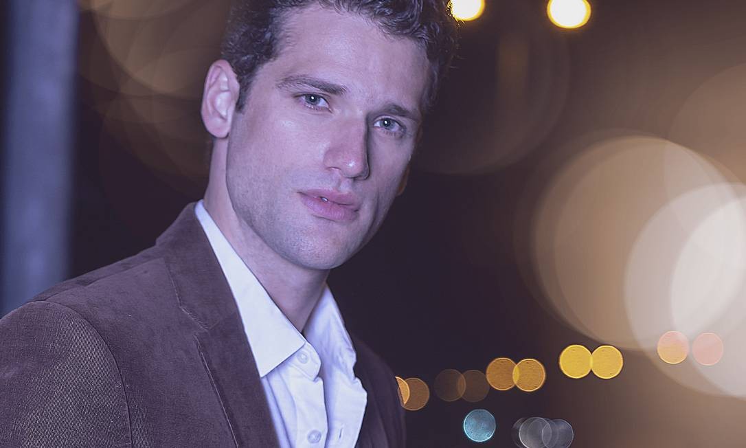 O ator Arthur Sales posa para ensaio de moda inspirado no Dia dos Pais ...