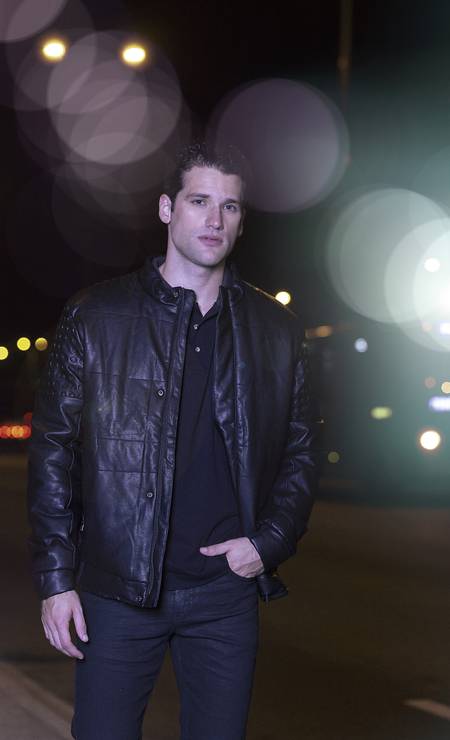 O ator Arthur Sales posa para ensaio de moda inspirado no Dia dos Pais ...