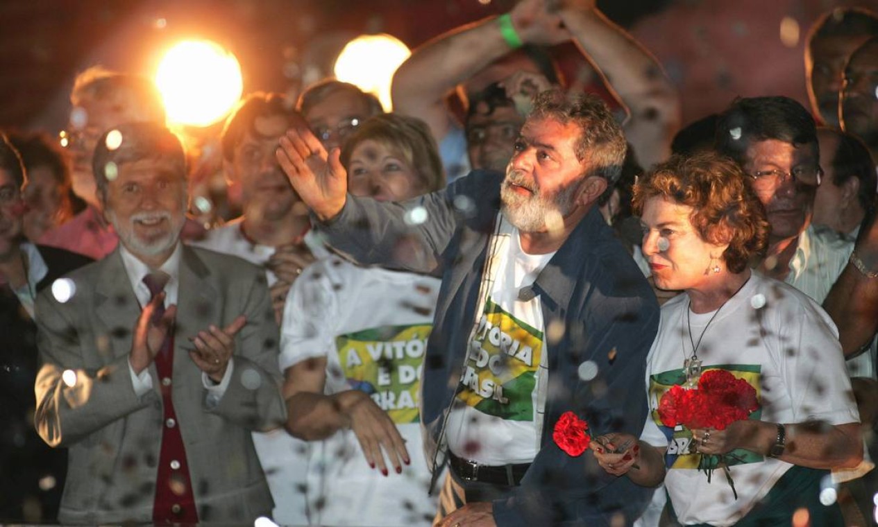 Lula em seus dois mandatos de presidente - Jornal O Globo