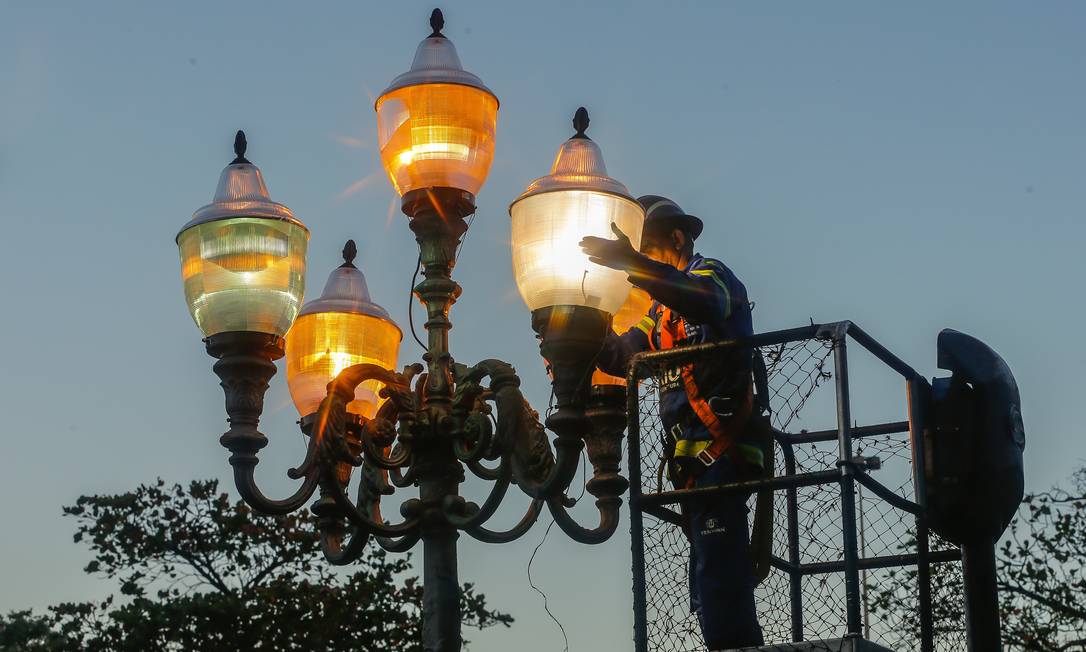 Luminárias antigas são destruídas por ladrões na Praça Paris - Jornal O ...