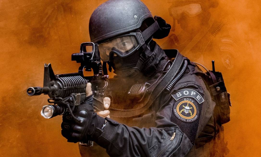 Bope prepara livro de fotos que retratam policiais como heróis em ...