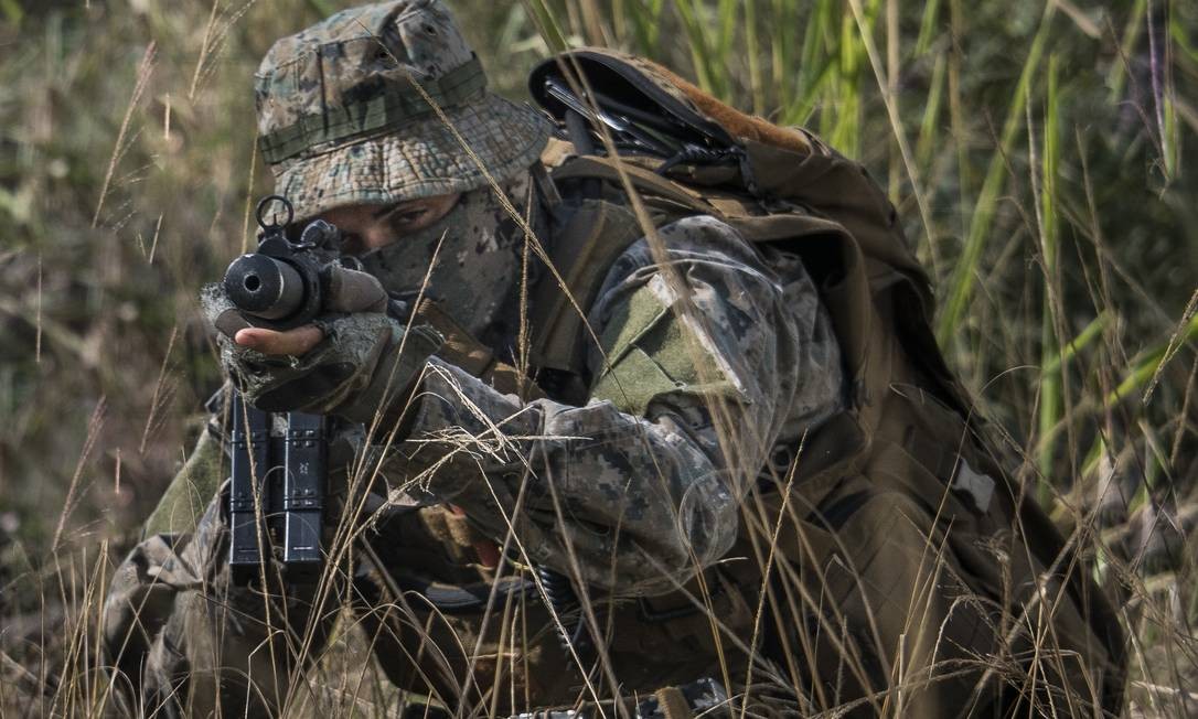 Livro reúne imagens de policiais do BOPE - Jornal O Globo