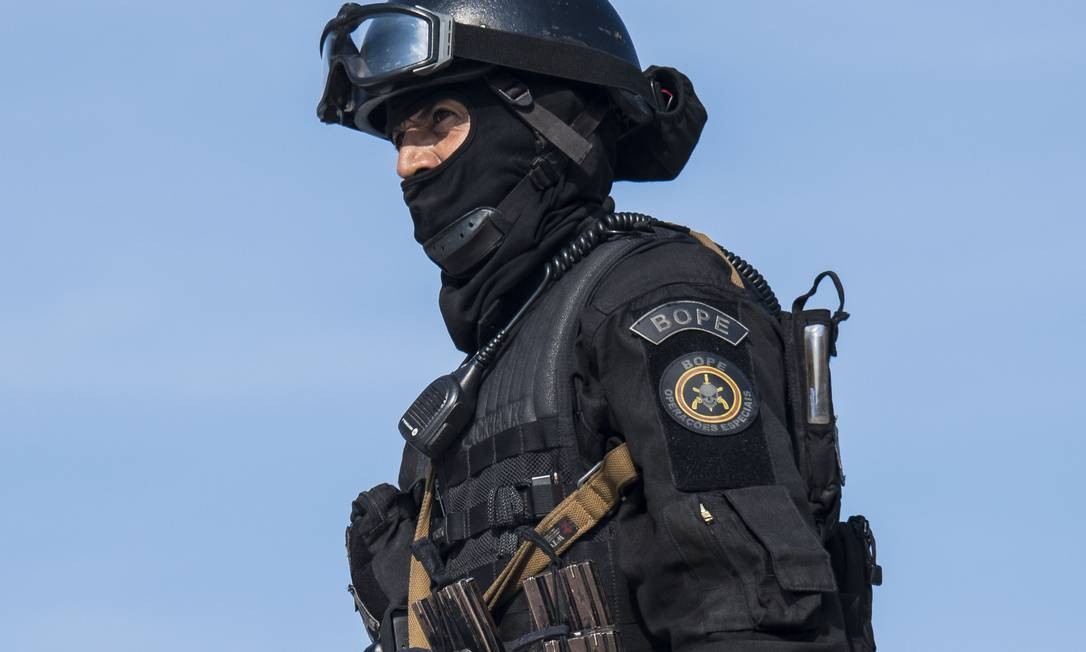 Livro reúne imagens de policiais do BOPE - Jornal O Globo