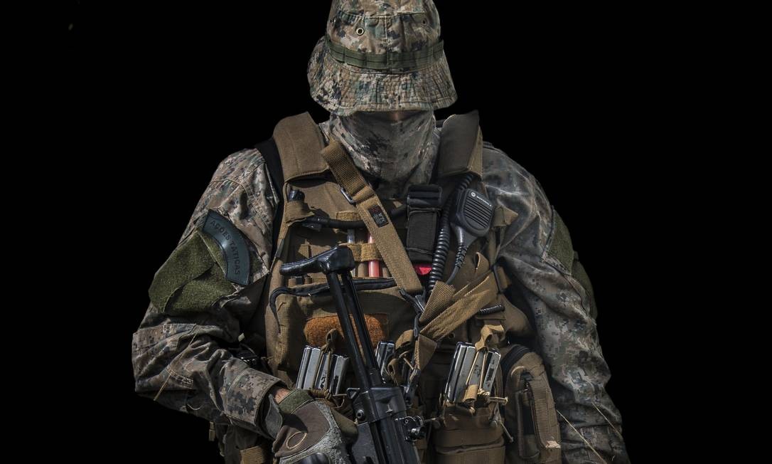 Bope prepara livro de fotos que retratam policiais como heróis em ...