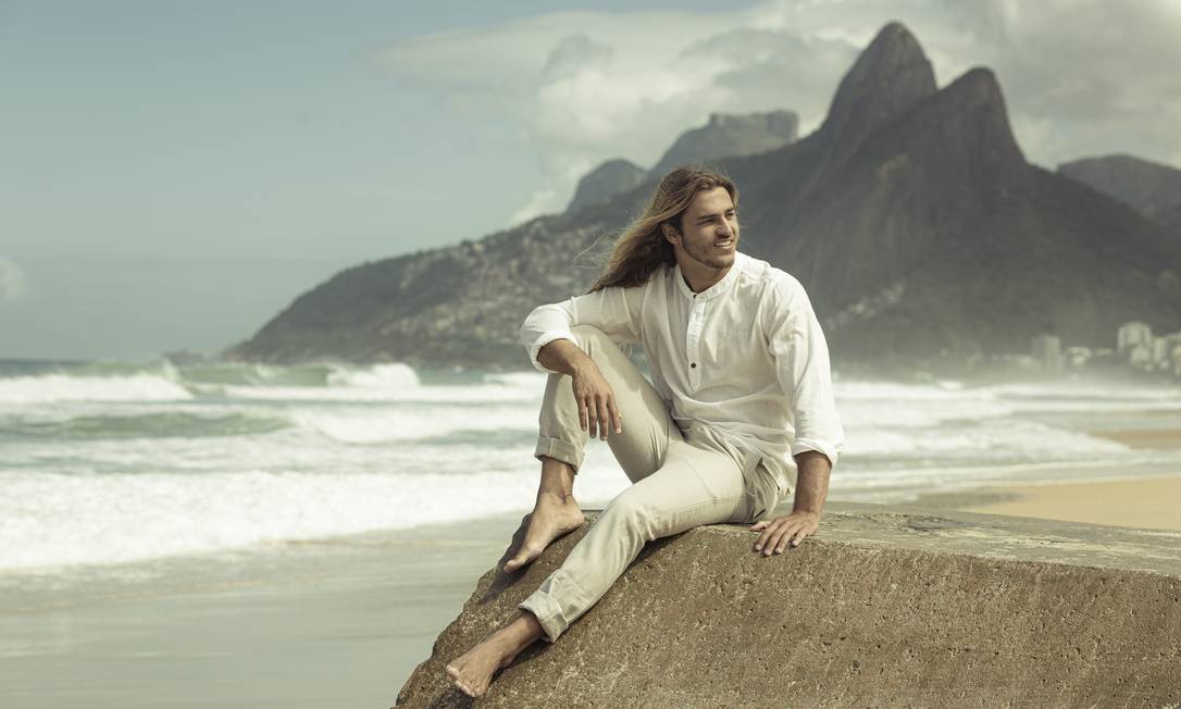 Bicampeão mundial de stand up paddle, Caio Vaz cortou cabelo pela ...