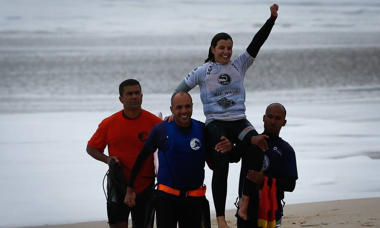 Surfistas encaram grandes ondas no Itacoatiara Big Wave - Jornal O Globo