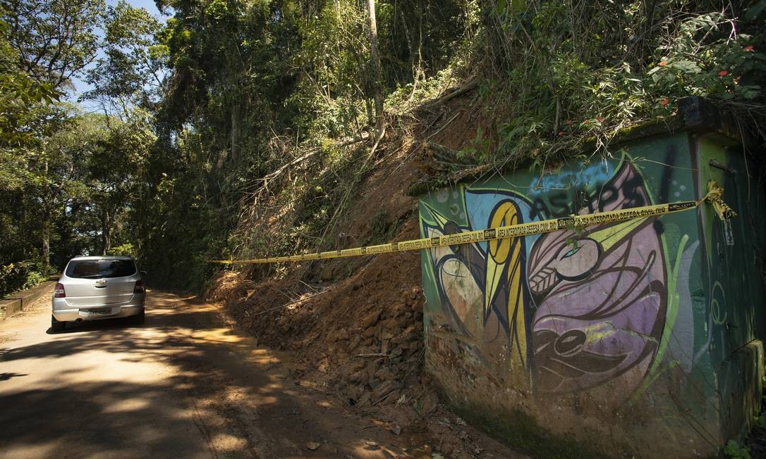 Deslizamentos e asfaltos danificados chamam a atenção em vias internas ...