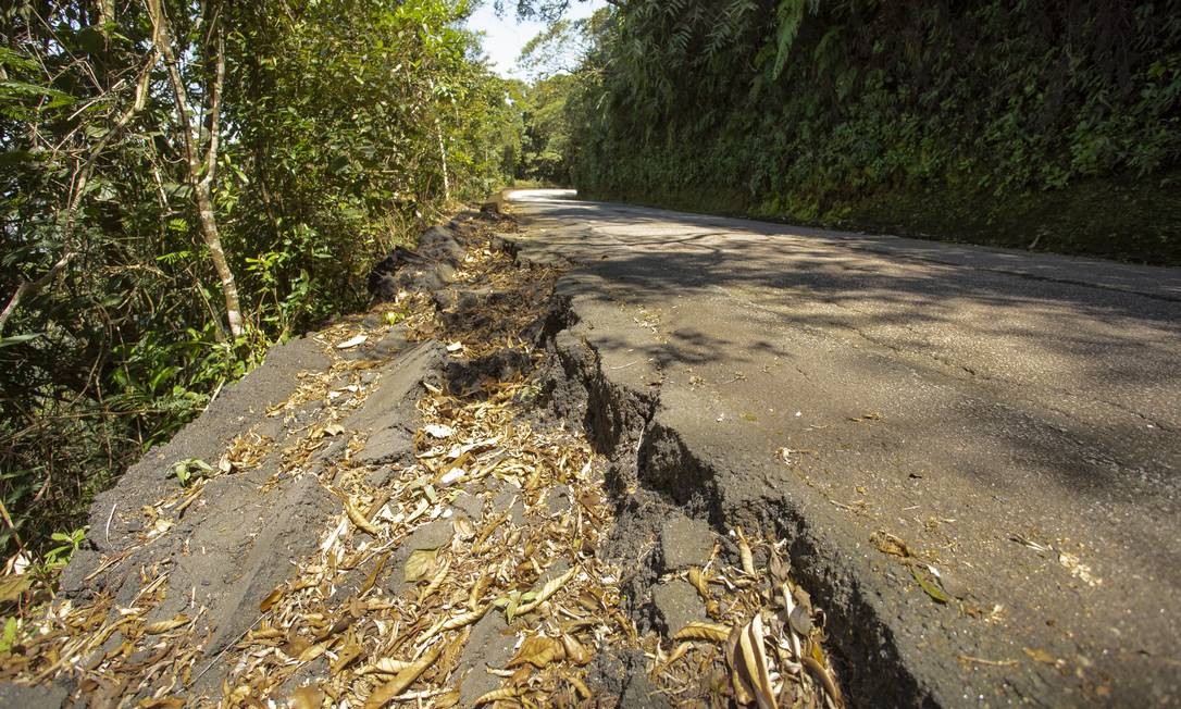Deslizamentos e asfaltos danificados chamam a atenção em vias internas ...