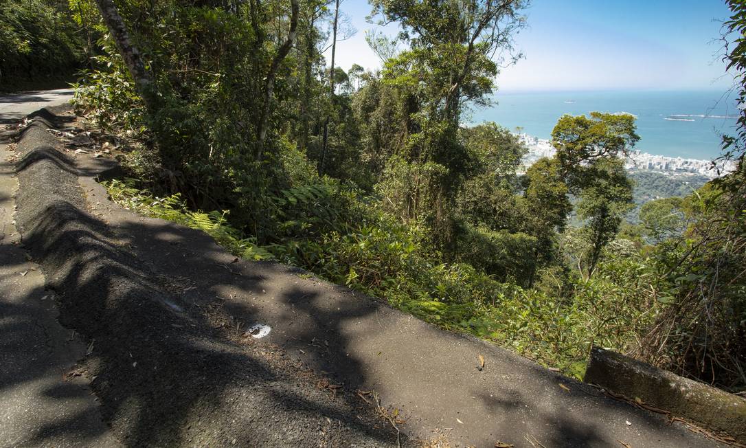 Deslizamentos e asfaltos danificados chamam a atenção em vias internas ...
