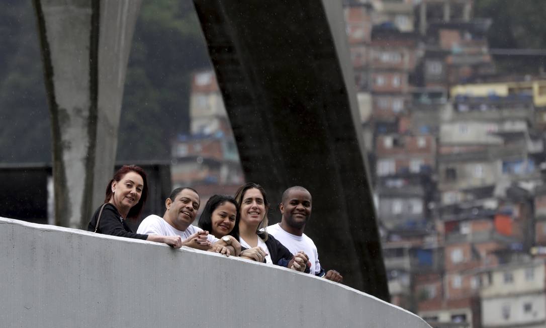 Ação de voluntários garante cestas básicas a 120 famílias da Rocinha ...