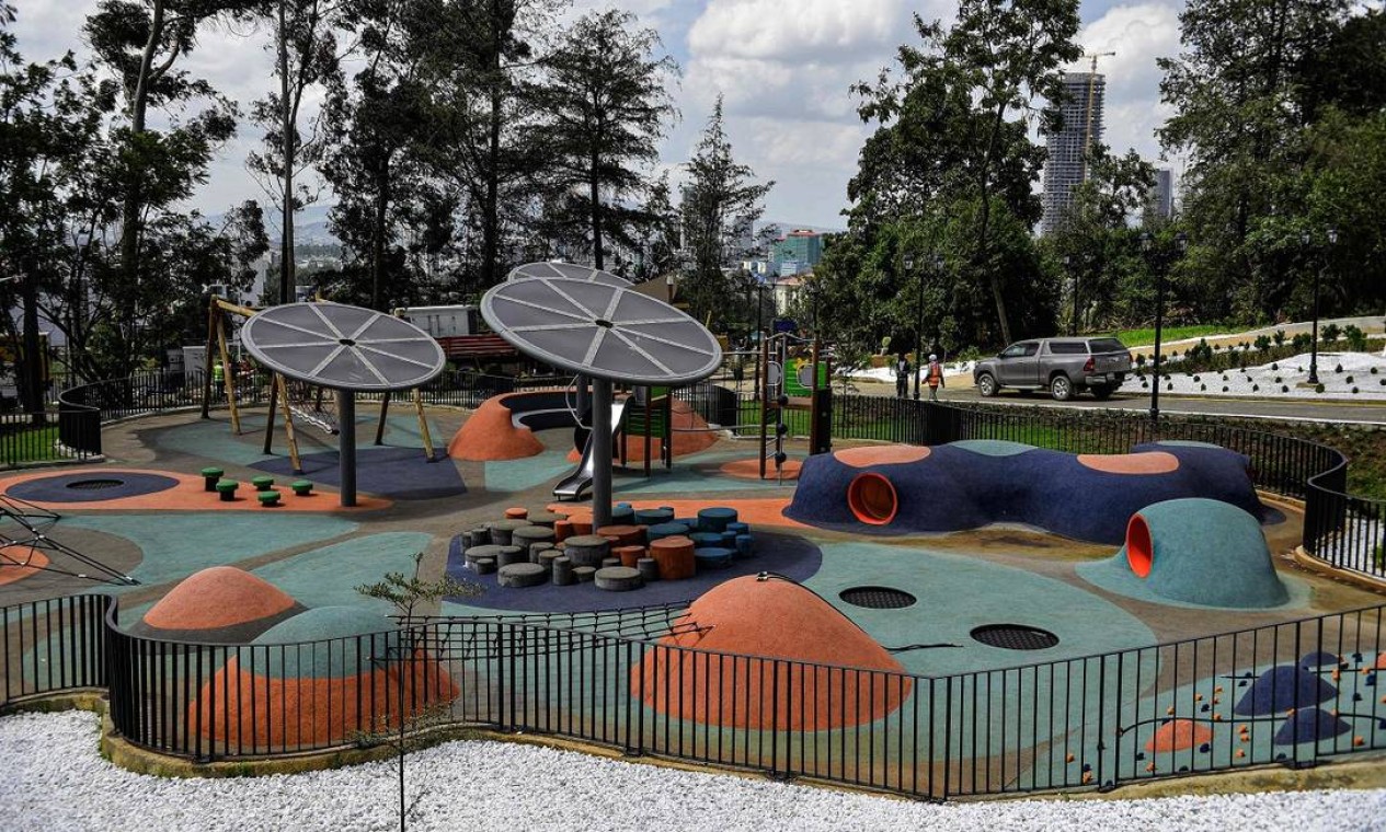 Veja imagens do Unity Park, aberto no lugar do antigo palácio imperial ...