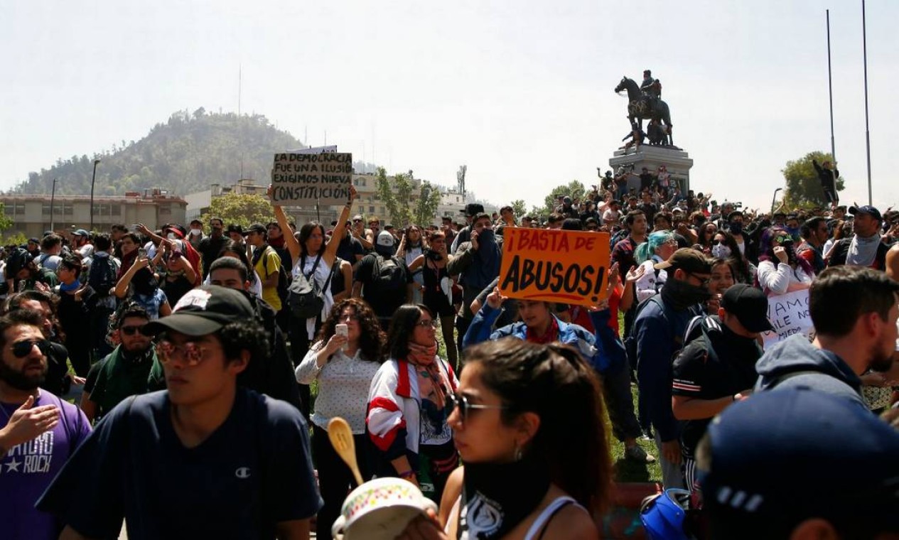 Protestos majoritariamente pacíficos tomam as ruas de Santiago após ...