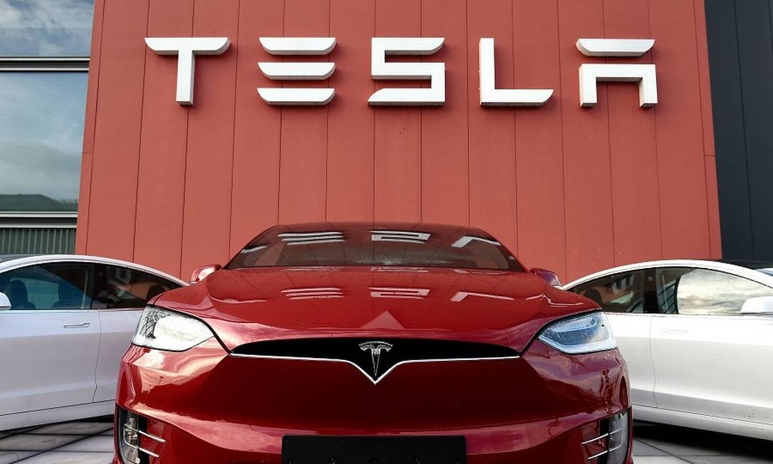 Tesla supera pela primeira vez a marca de US$ 100 bi em valor de ...