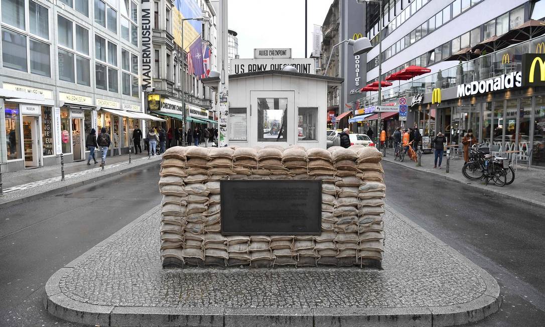 Berlim proíbe soldados 'fakes' no Checkpoint Charlie - Jornal O Globo