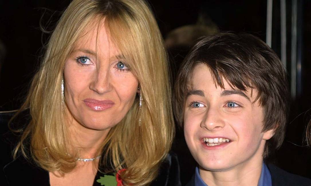J. K. Rowling muda visual e aparece ruiva em premiere - Jornal O Globo