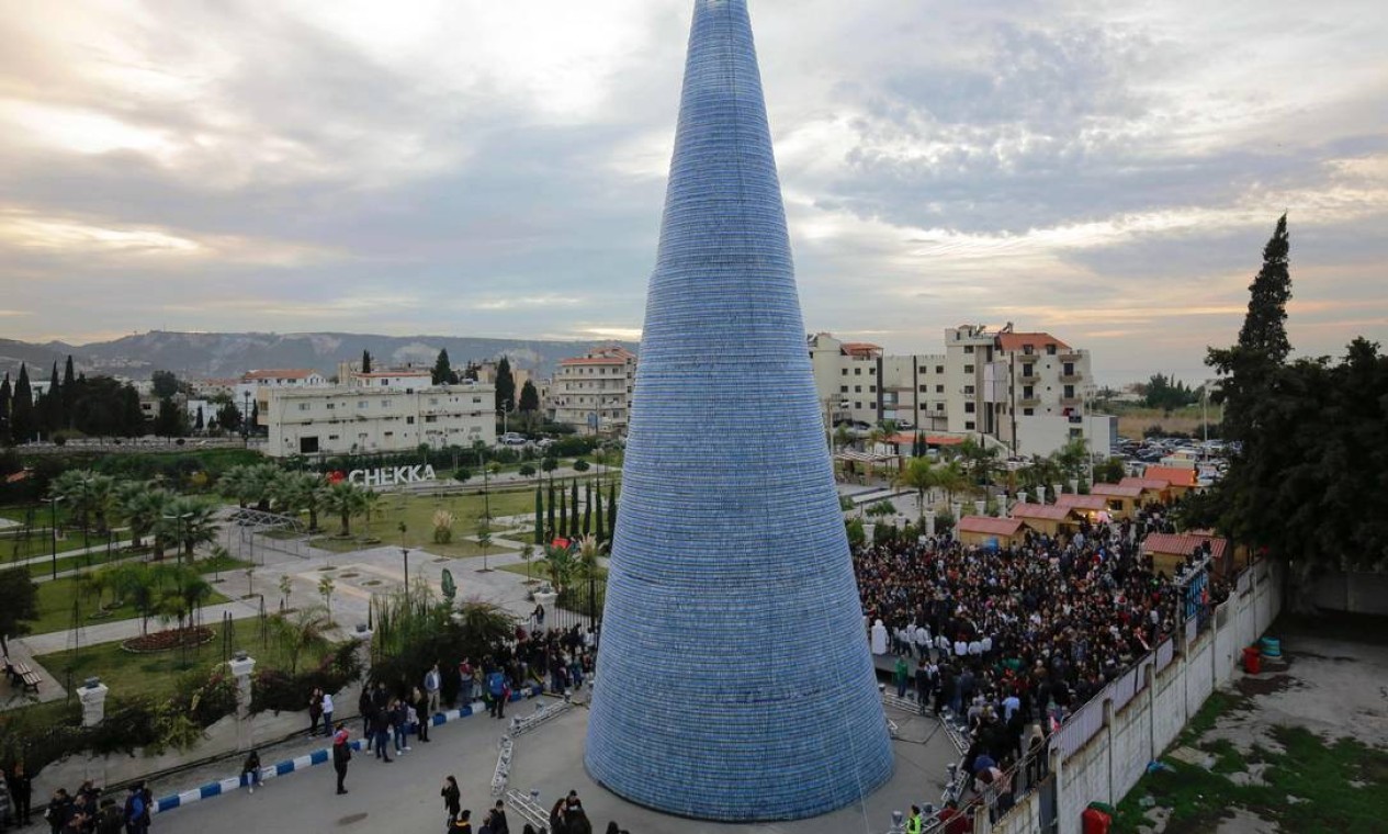 Líbano inaugura árvore de natal feita com 129 mil garrafinhas de água ...