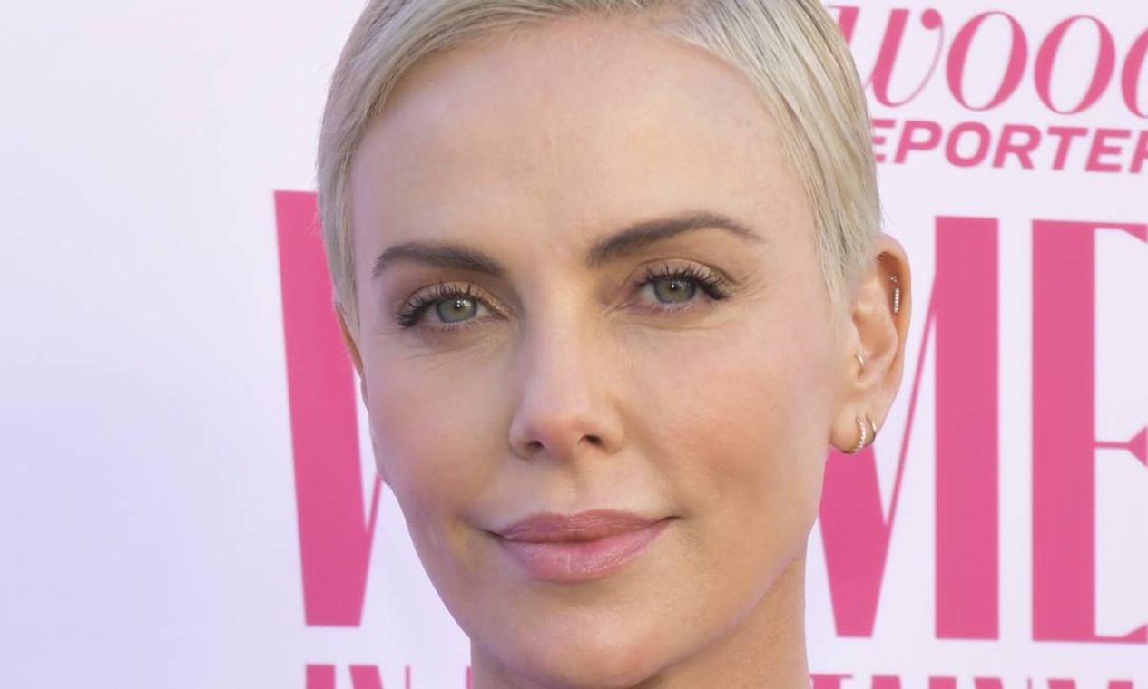 Charlize Theron comenta sobre filha trans: "Eu estava falando sobre ela ...