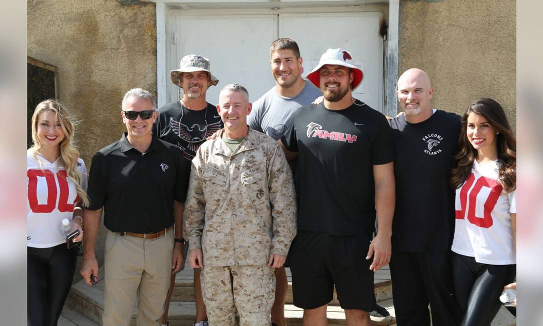 Base de Al-Asad: escala de políticos e celebridades como Chuck Norris ...