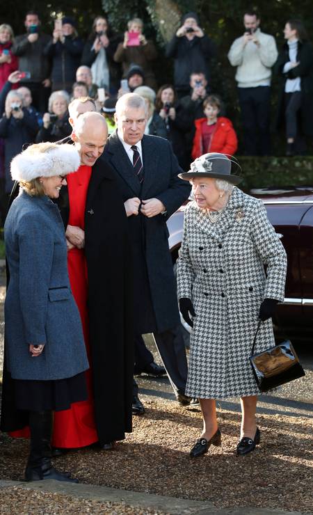 Sorridente, rainha Elizabeth II é fotografada um dia após Harry e ...