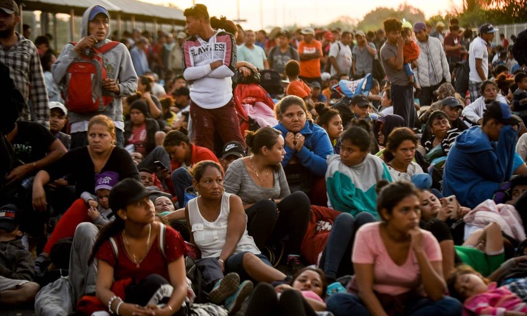 Nova caravana de imigrantes da América Central tenta chegar aos EUA ...
