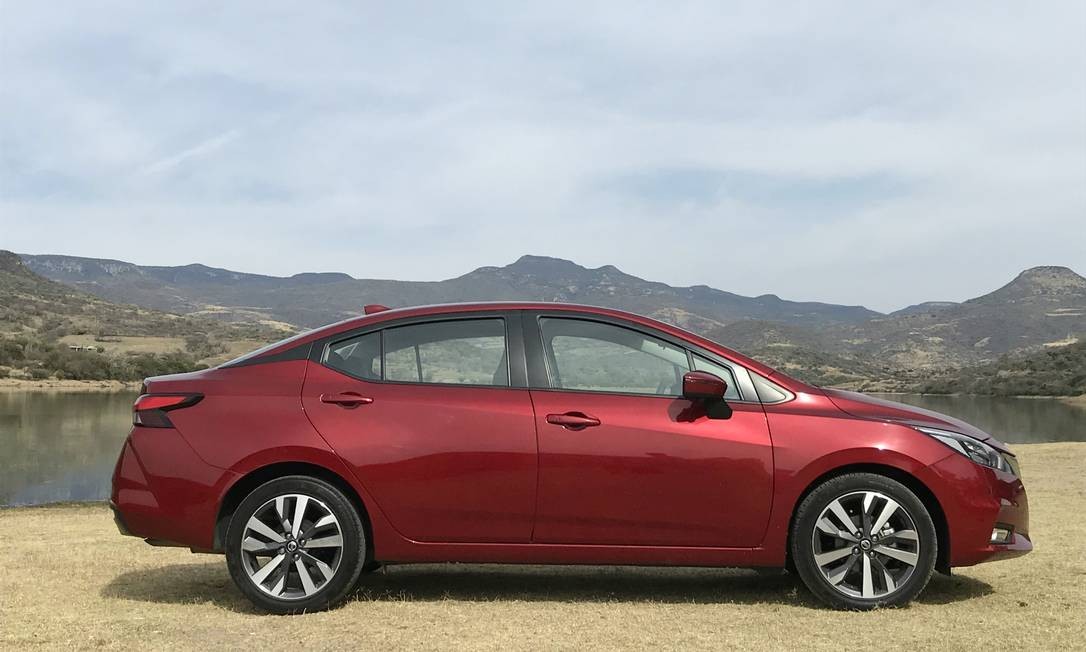 Dirigimos a nova geração do Nissan Versa, que chega ao Brasil em junho ...
