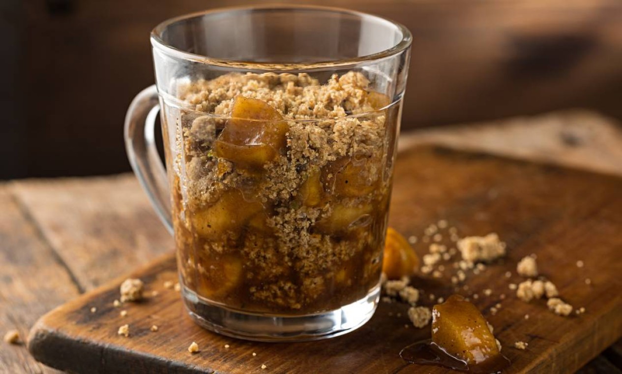 Veja como preparar maçã caramelizada com crumble de castanha de caju ...
