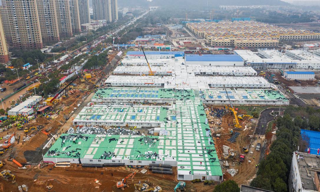 Hospital de Wuhan construído em apenas 10 dias recebe os primeiros ...