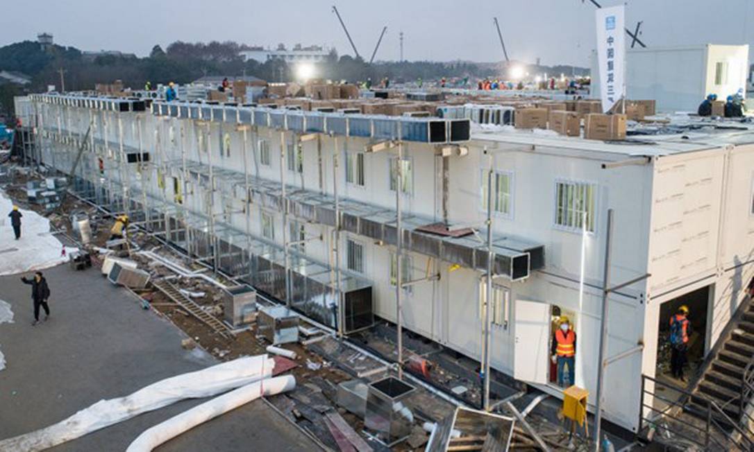 Hospital de Wuhan construído em apenas 10 dias recebe os primeiros ...