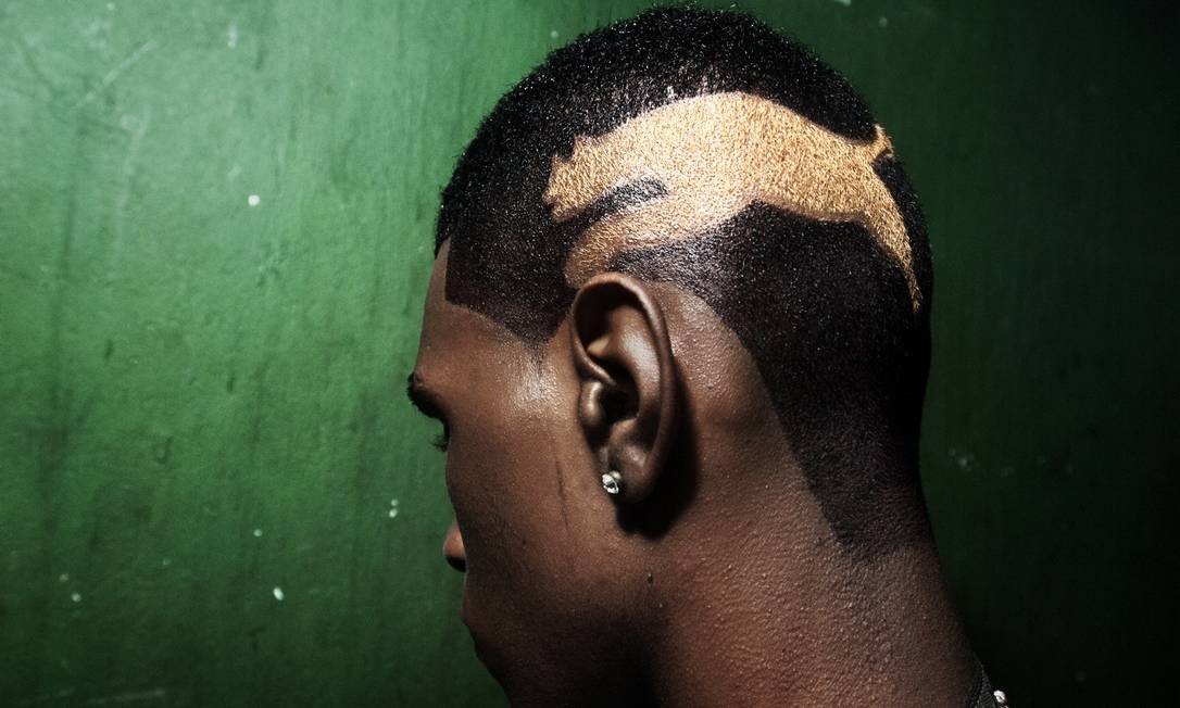 Francês faz fotos exuberantes de bailes funk e bate-bolas do Rio ...