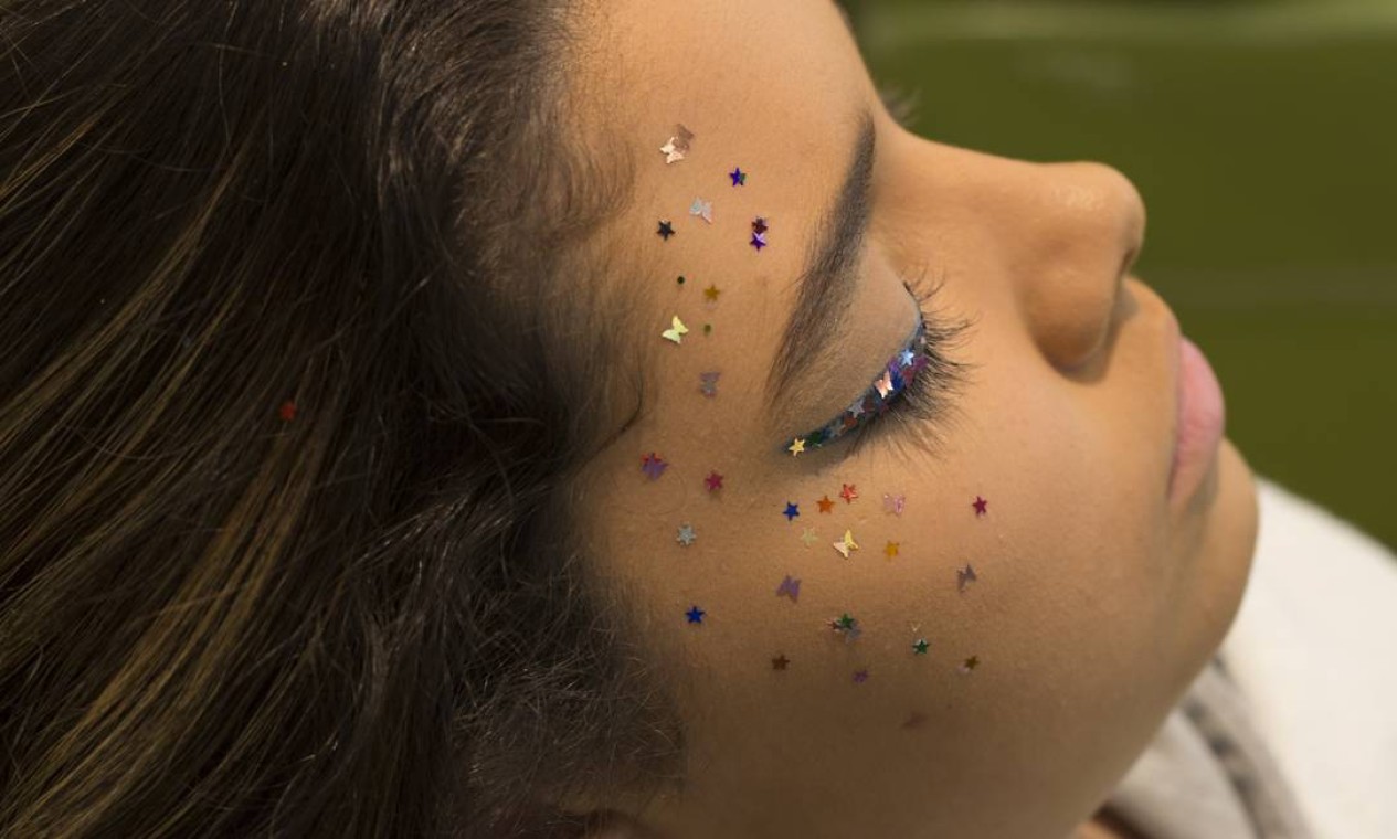 Maquiagem infantil de glitter - Jornal O Globo