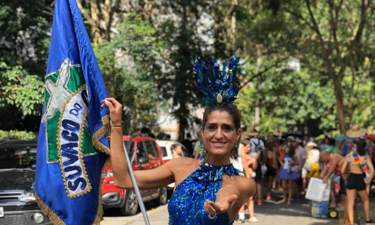Cynthia Howlett completa 20 anos como porta-bandeira do bloco Suvaco do Cristo - Jornal O Globo