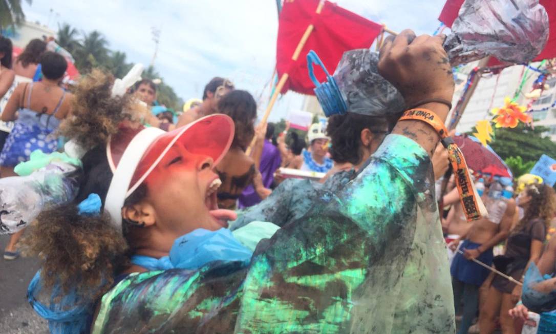 Bloco Virtual critica poluição e qualidade da água em desfile no Leme ...