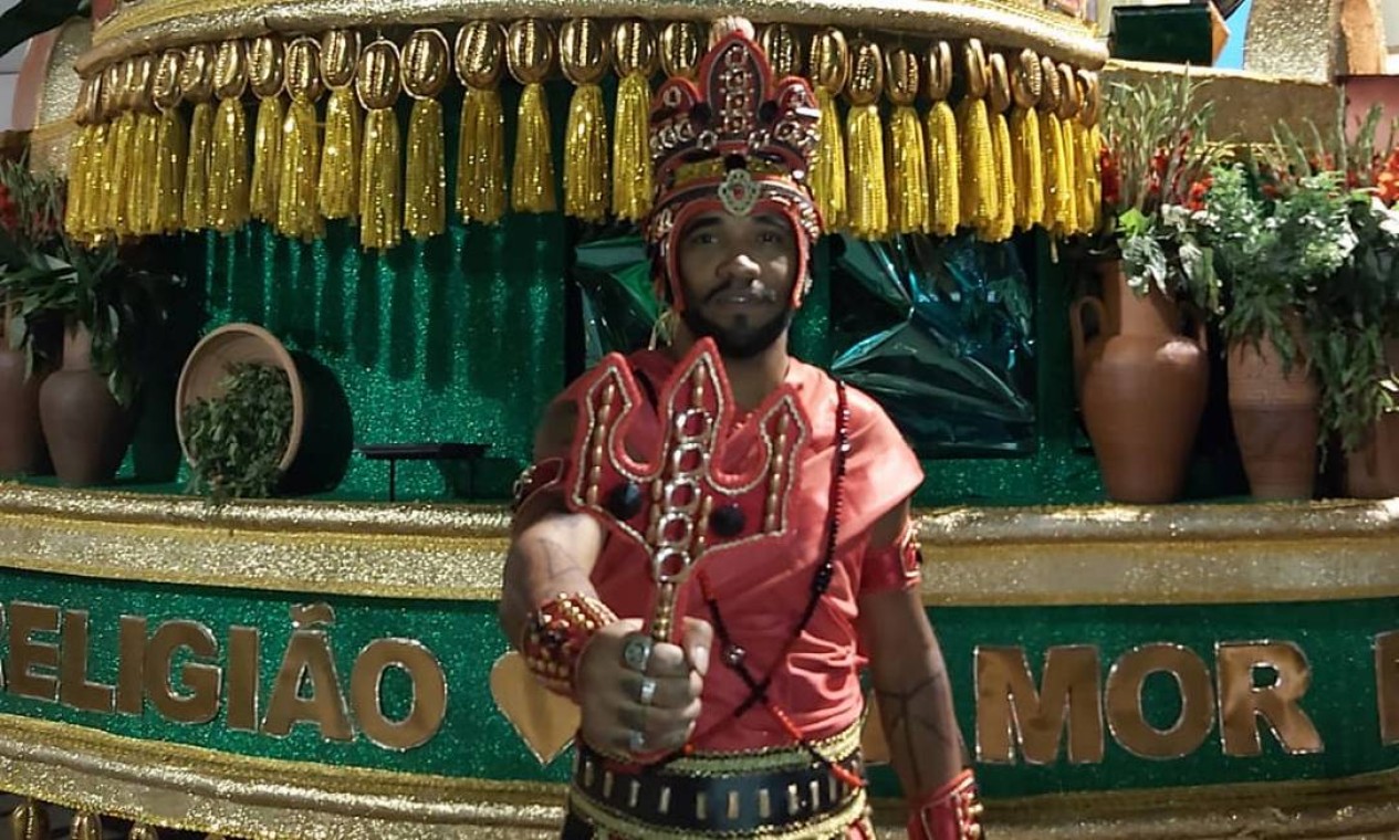 Parceiro musical de Elza, rapper Flávio Renegado vem fantasiado de Exu ...