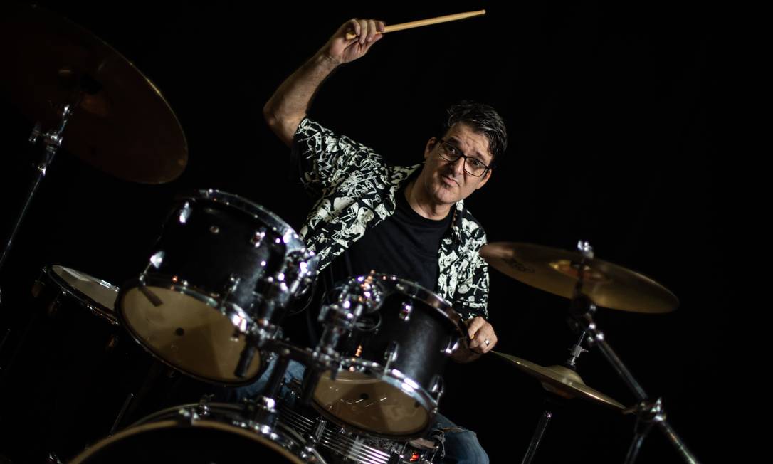 Em monólogo, baterista sai do fundo do palco para encenar sua ...
