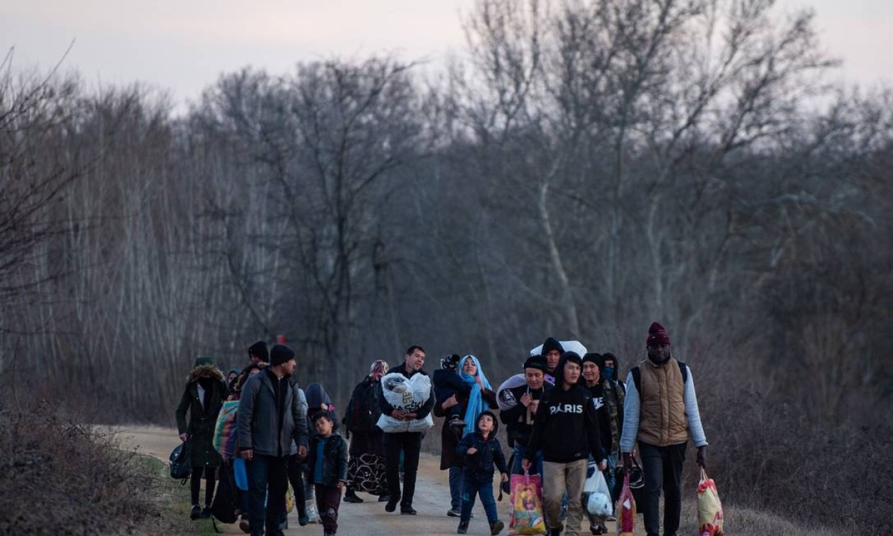 Grécia entra em alerta após milhares de imigrantes cruzarem fronteira ...