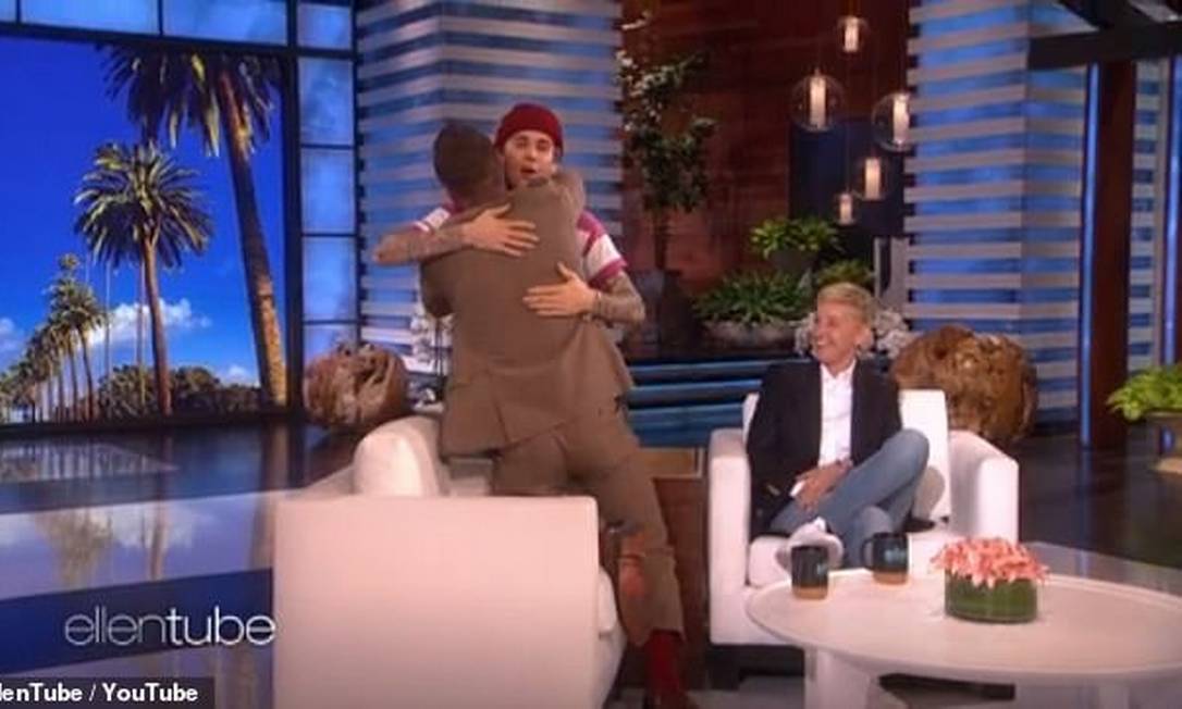 Justin Bieber prega peça em David Beckham em programa de TV - Jornal O ...